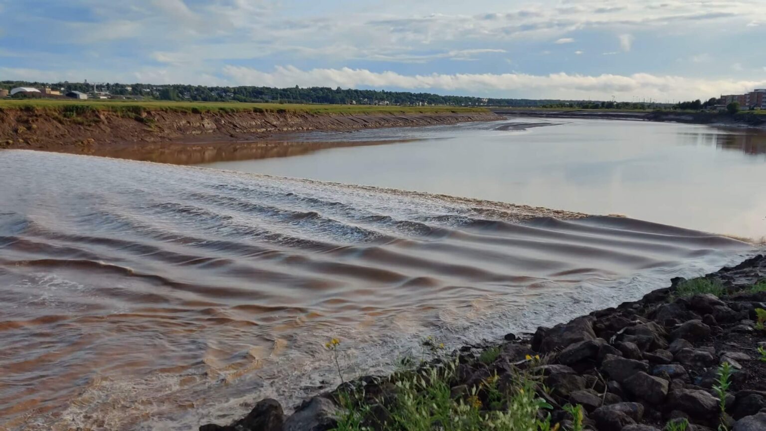 What Causes the Tidal Bore in Moncton? - Bay of Fundy Tourism
