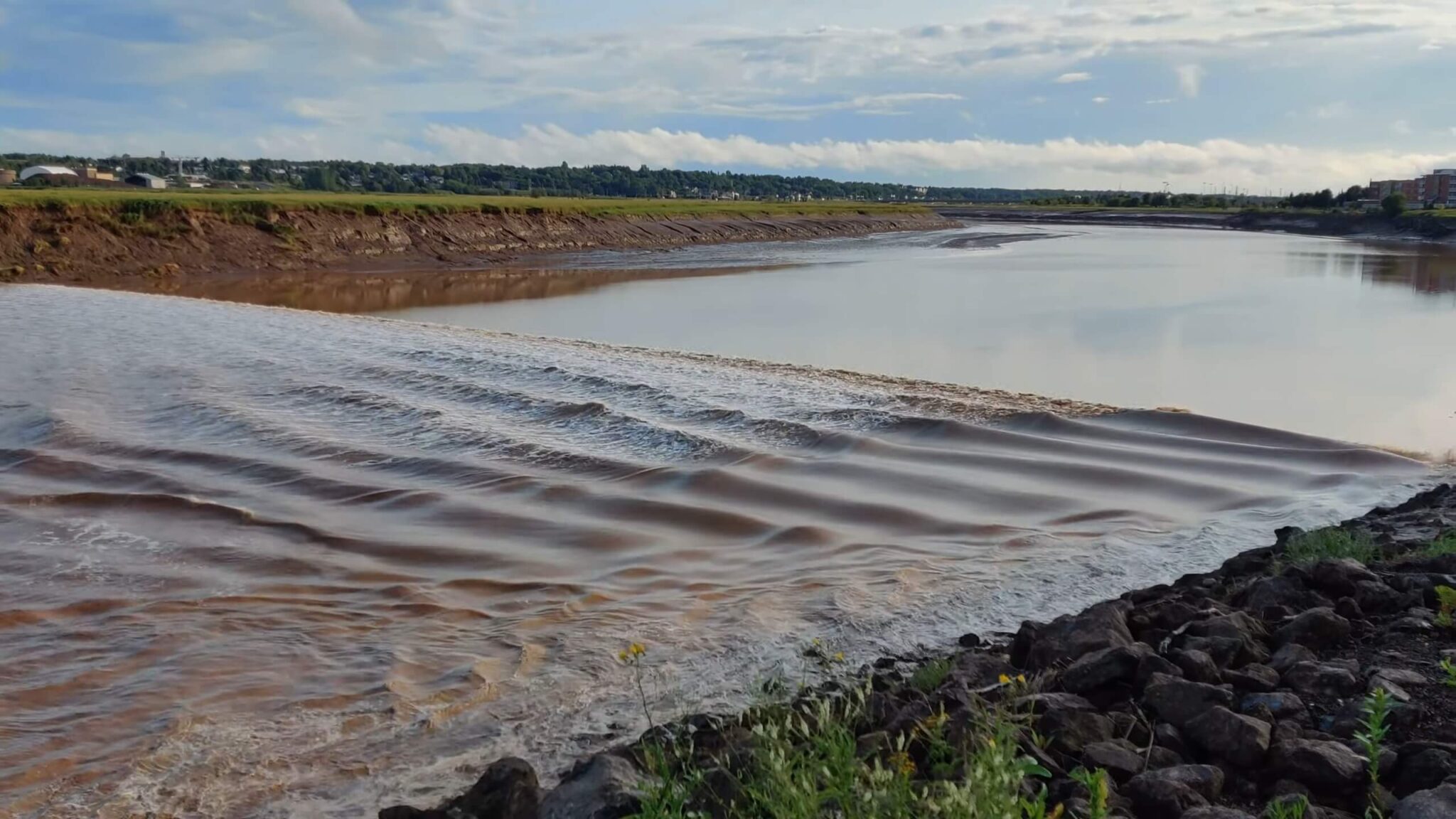 What Causes the Tidal Bore in Moncton? - Bay of Fundy Tourism